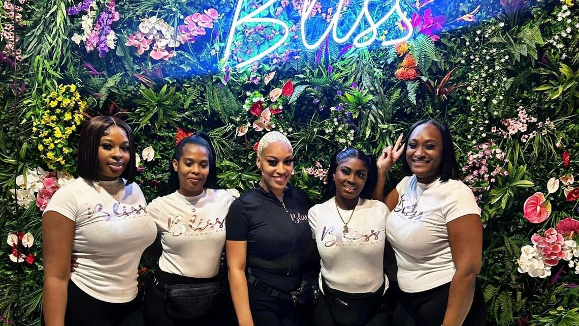 画像 | ｢大人でセクシーなレストラン｣が物議を醸す背景 女性は30歳以下､男性は35歳以下入店禁止 | The New York Times ...