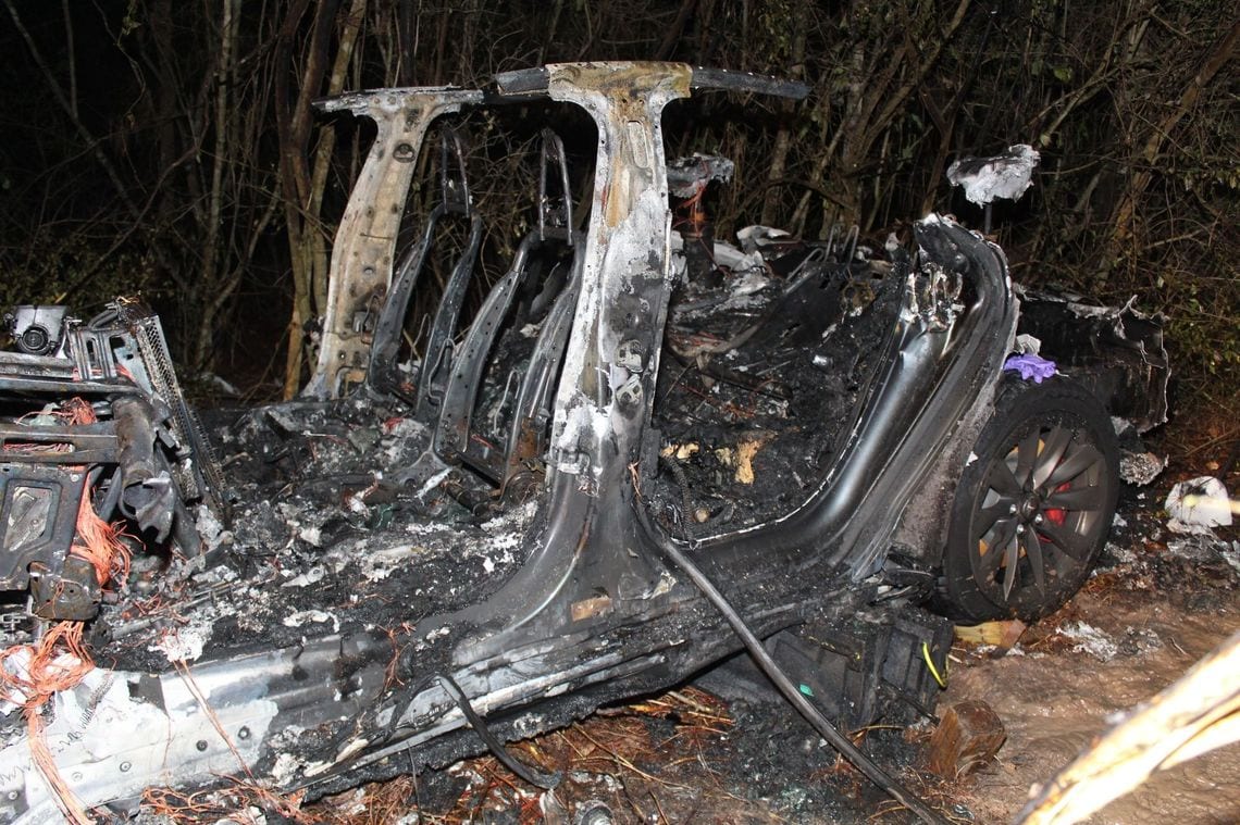 テスラ車｢運転席無人｣衝突炎上､遺体解剖でわかったこと｜会社四季報オンライン